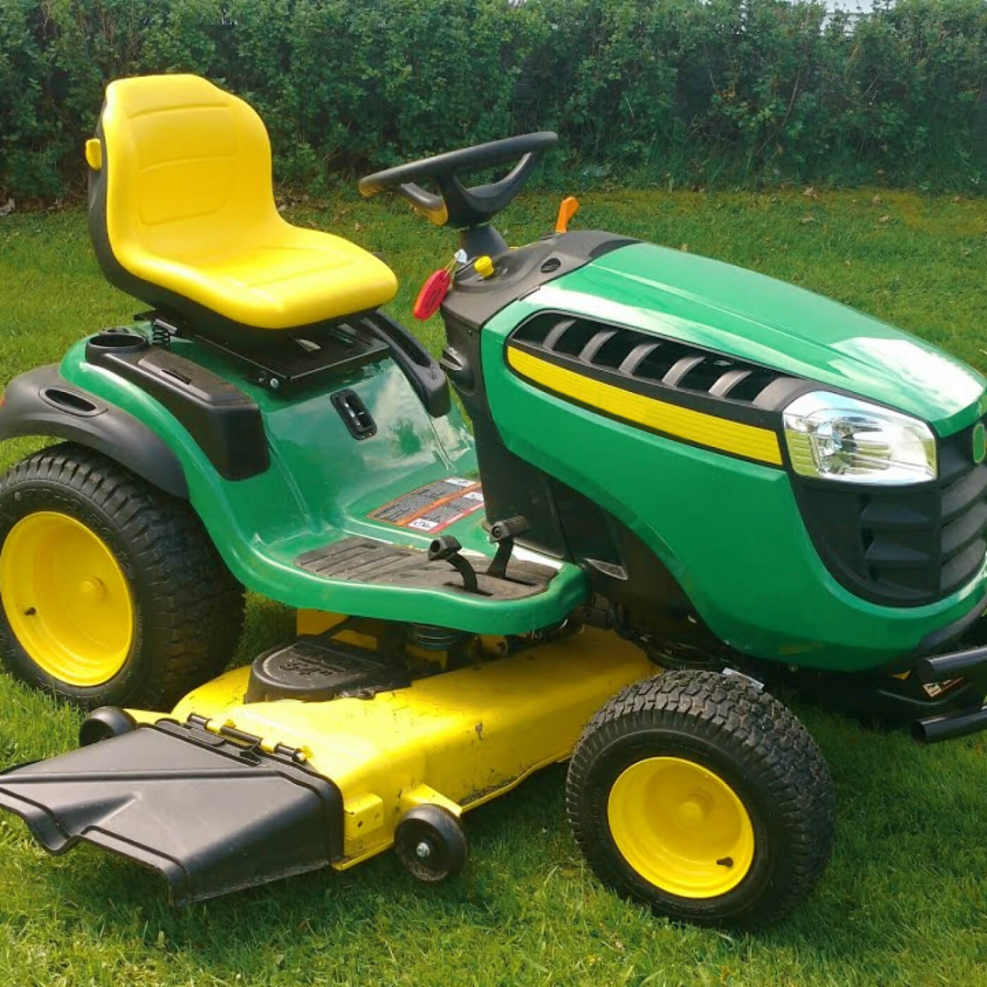 E100 Lawn Tractor with 24-in. Deck – Rexcorn